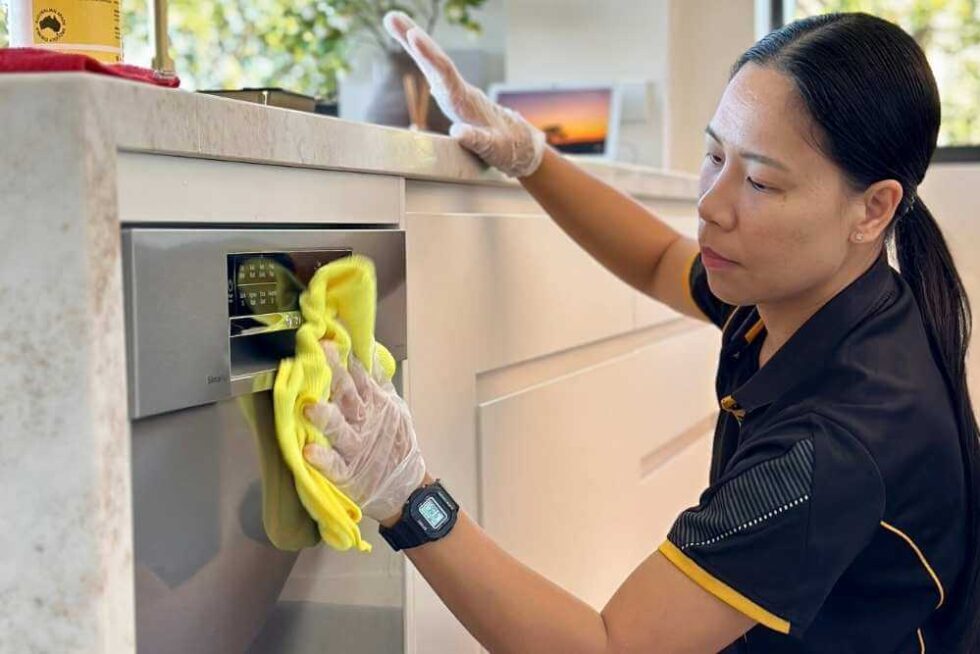 Flat Rate vs. Hourly Rate Cleaning Services